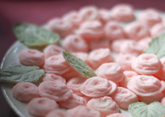 victoria's cream cheese wedding mints - ChinDeep